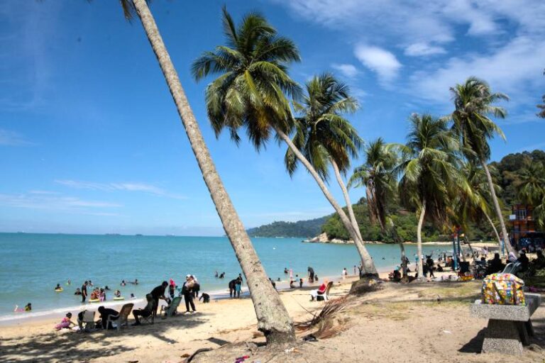 Sitiawan in 3 Days: Temples, Factory visit, and Beaches You’ll Love